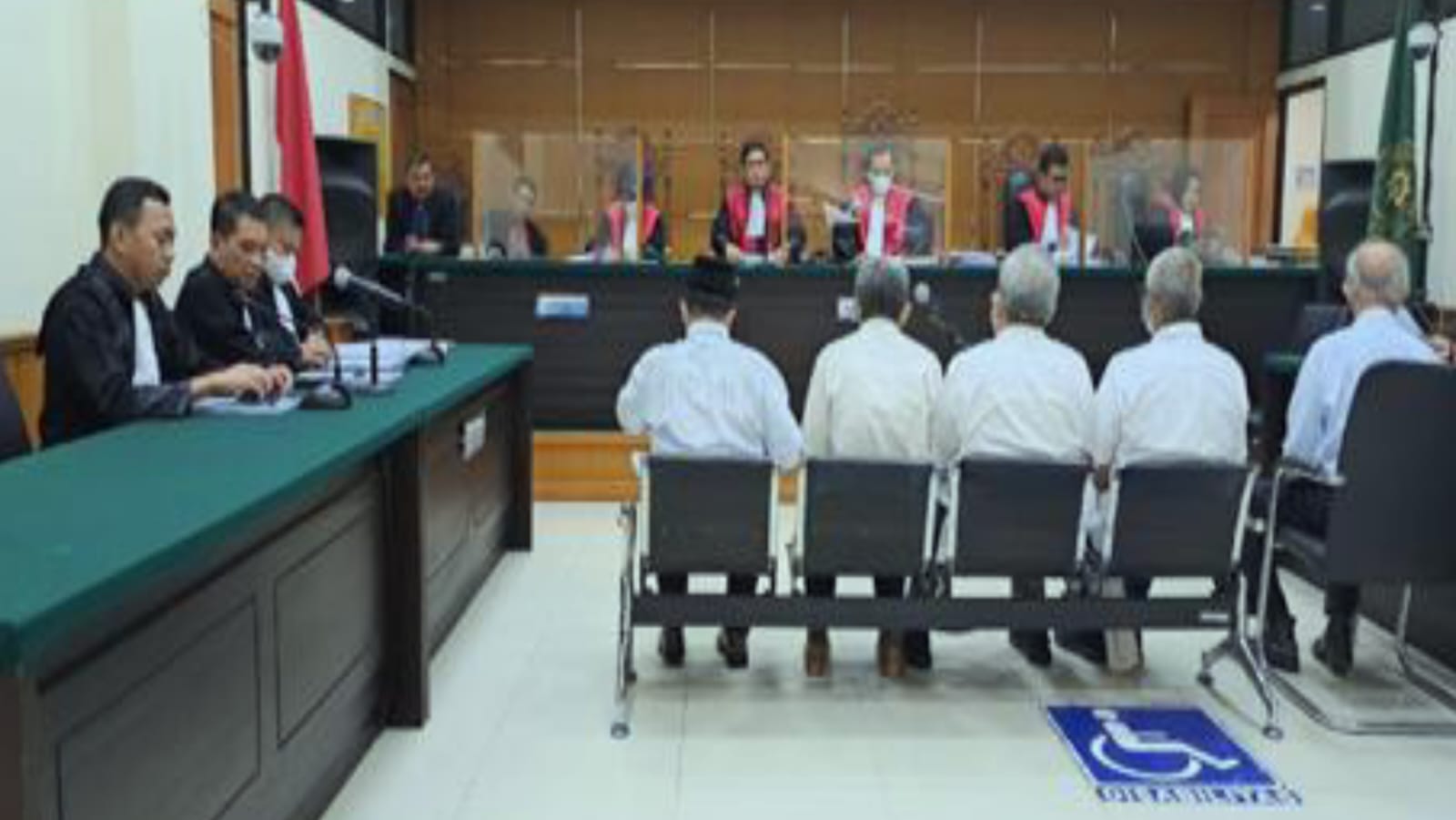 Pembacaan Surat Dakwaan terhadap Terdakwa dalam Perkara PT Krakatau ... Pembacaan Surat Dakwaan terhadap Terdakwa dalam Perkara PT Krakatau ...